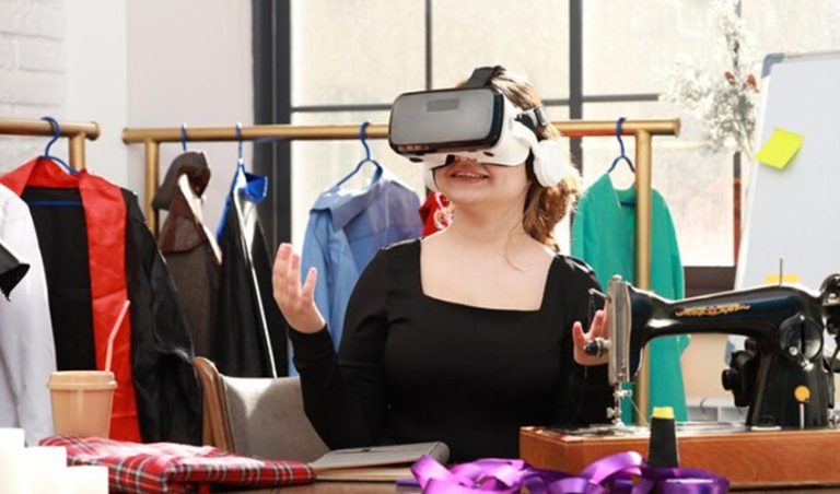 Discover Top Augmented Reality (AR) Examples in Fashion Retail.